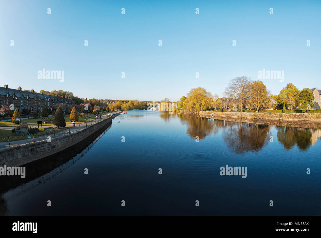 River Wharfe Otley as the sun goes down over Wharfe Meadows Park Stock ...
