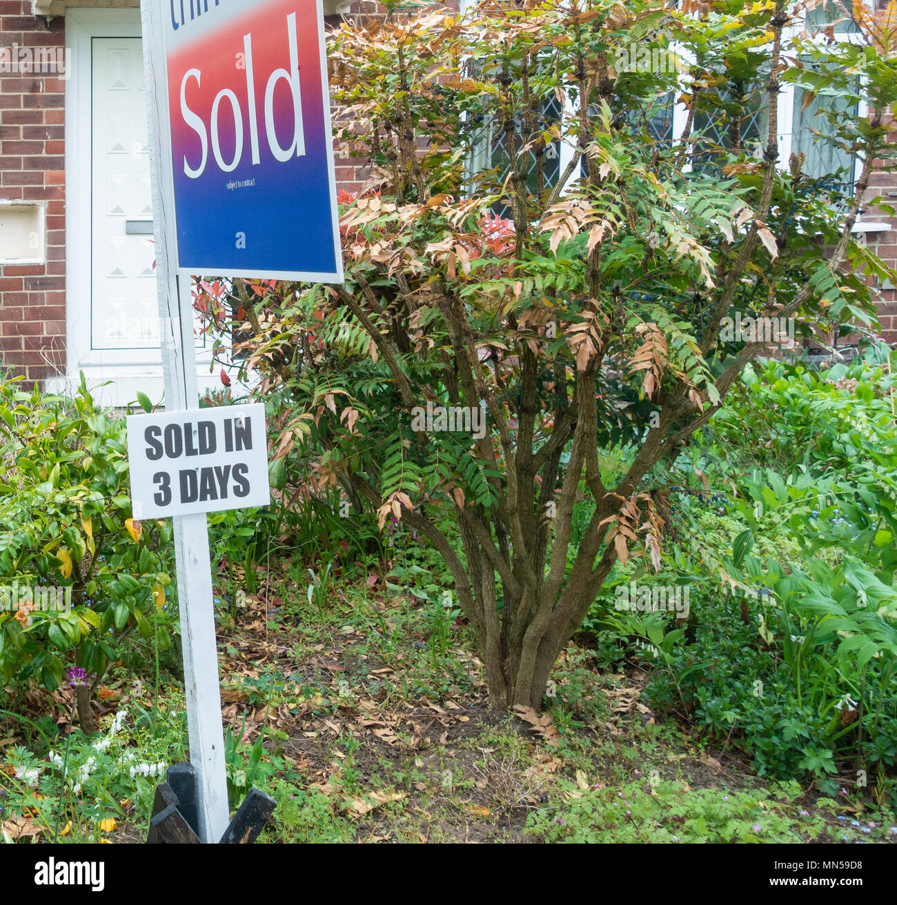 Sold sign house hi-res stock photography and images - Alamy