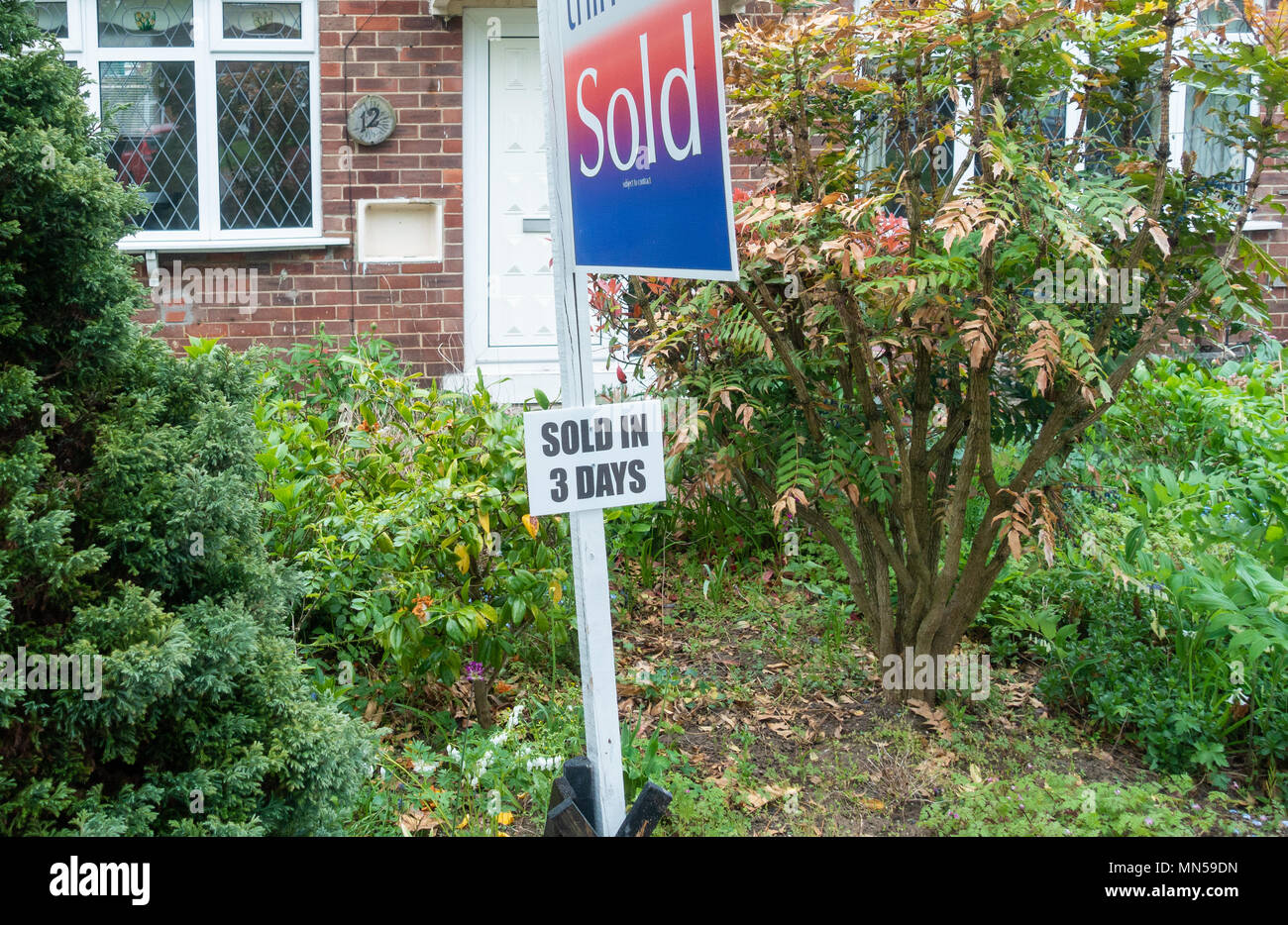 House sold sign uk hi-res stock photography and images - Alamy