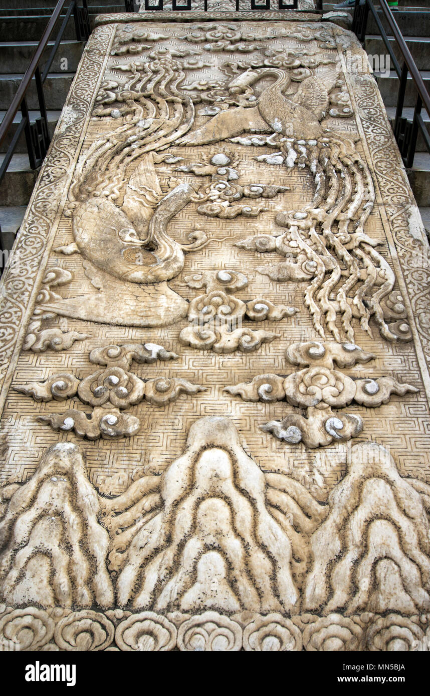 China temple steps hi-res stock photography and images - Alamy