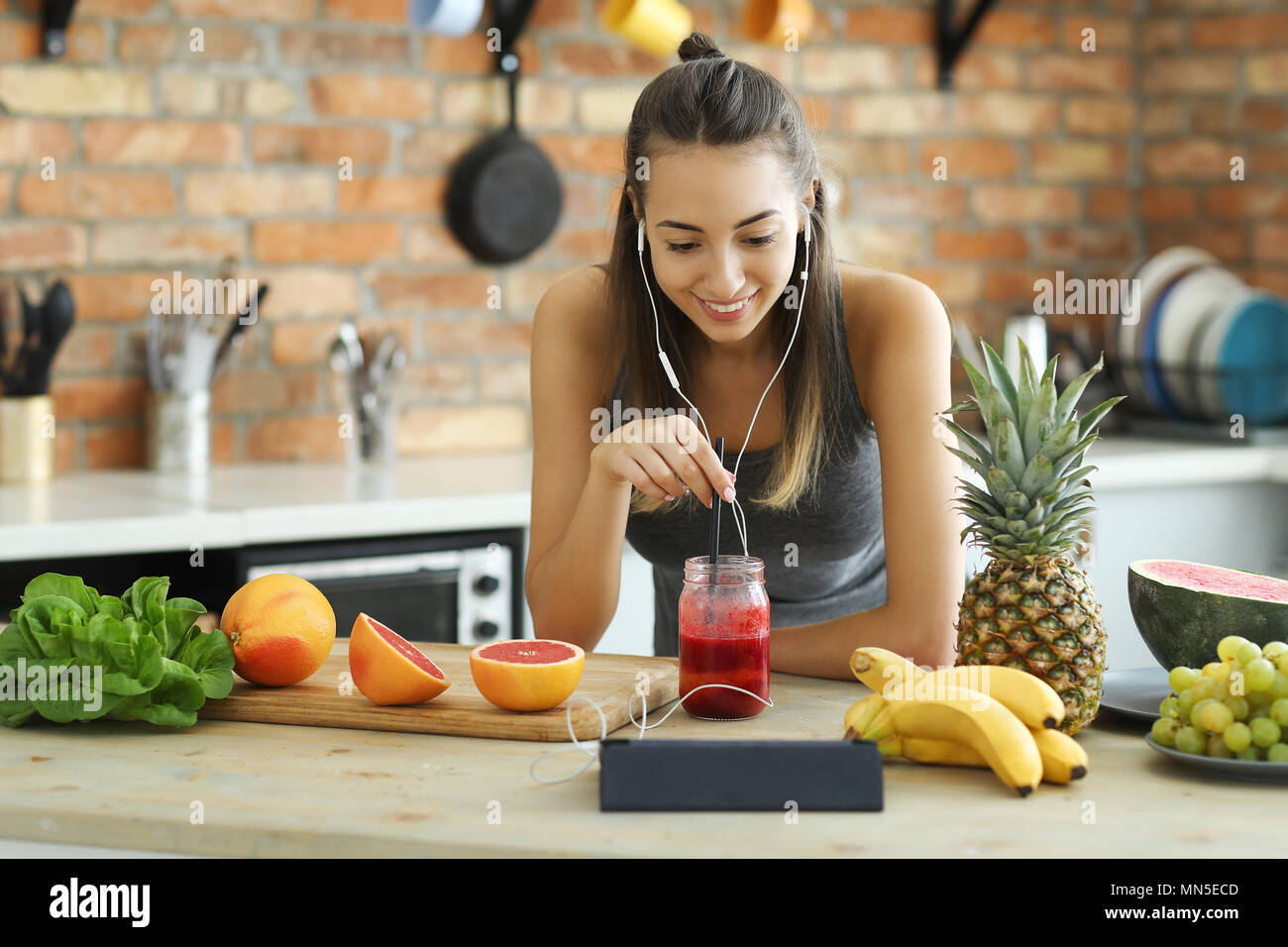 Food vlogger in the kitchen Stock Photo - Alamy