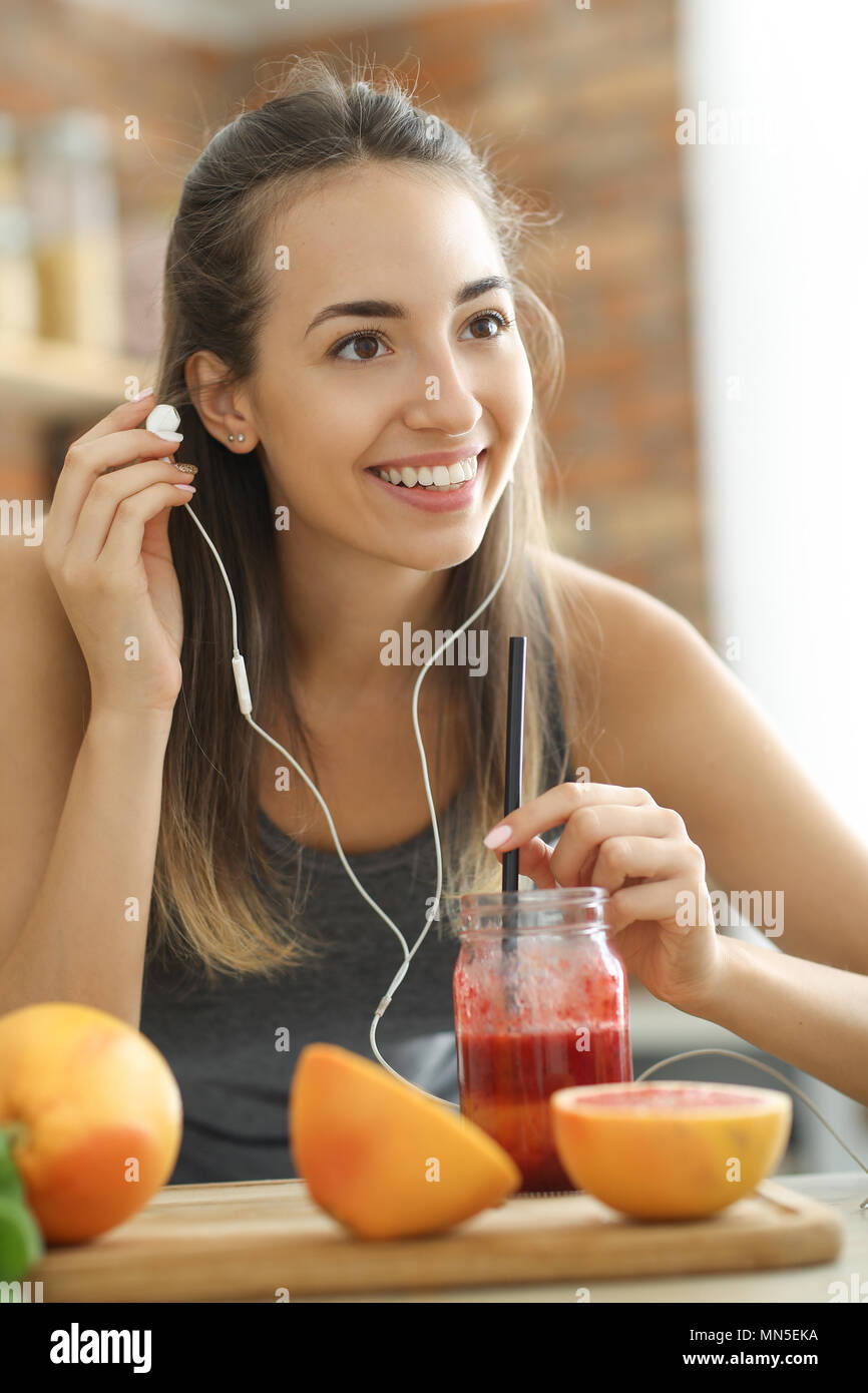 Food vlogger in the kitchen Stock Photo - Alamy