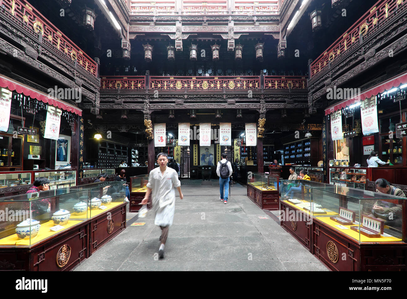 Traditional chinese medicine shop hi-res stock photography and images ...