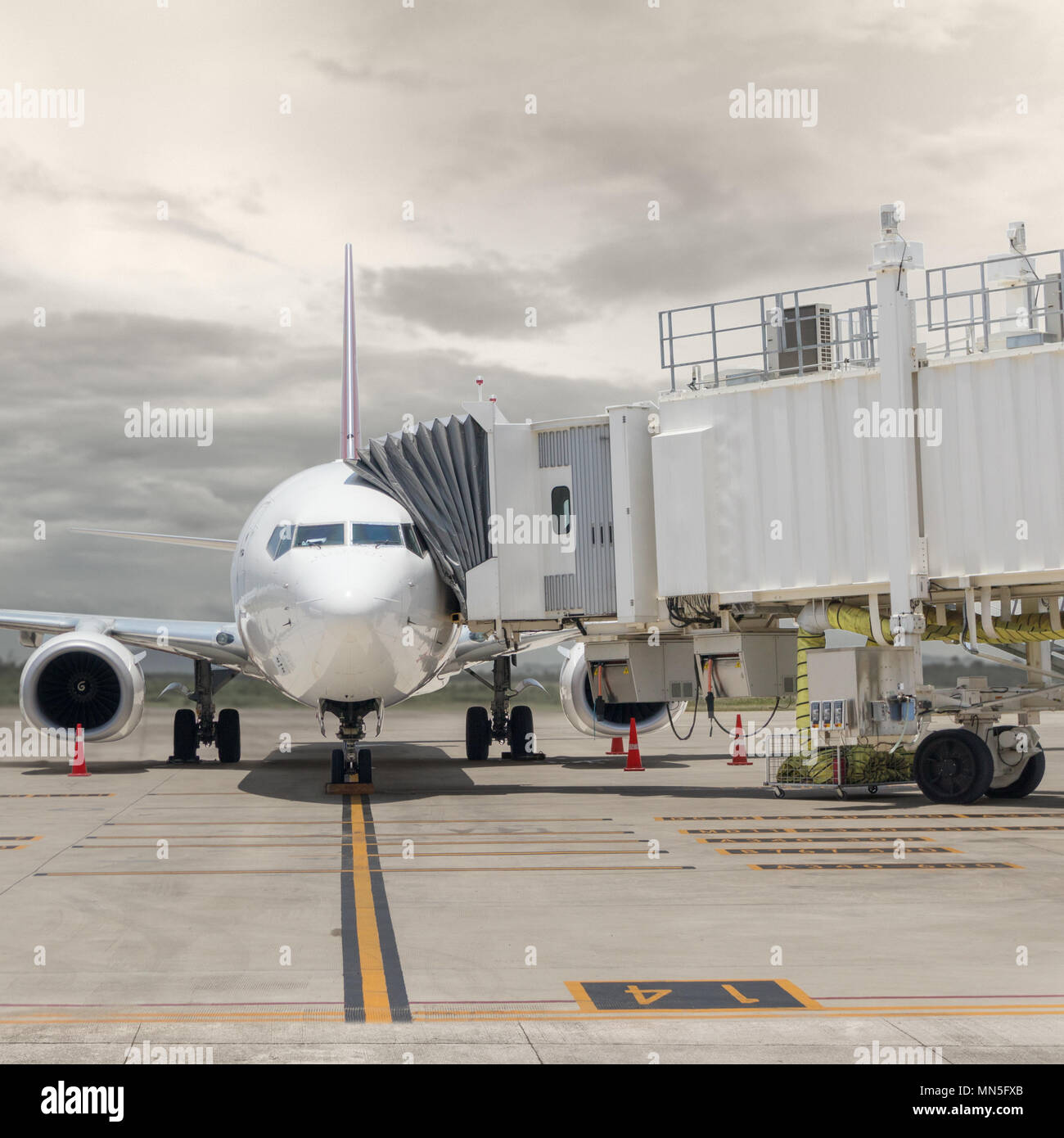 Passenger loading bridge hi-res stock photography and images - Alamy