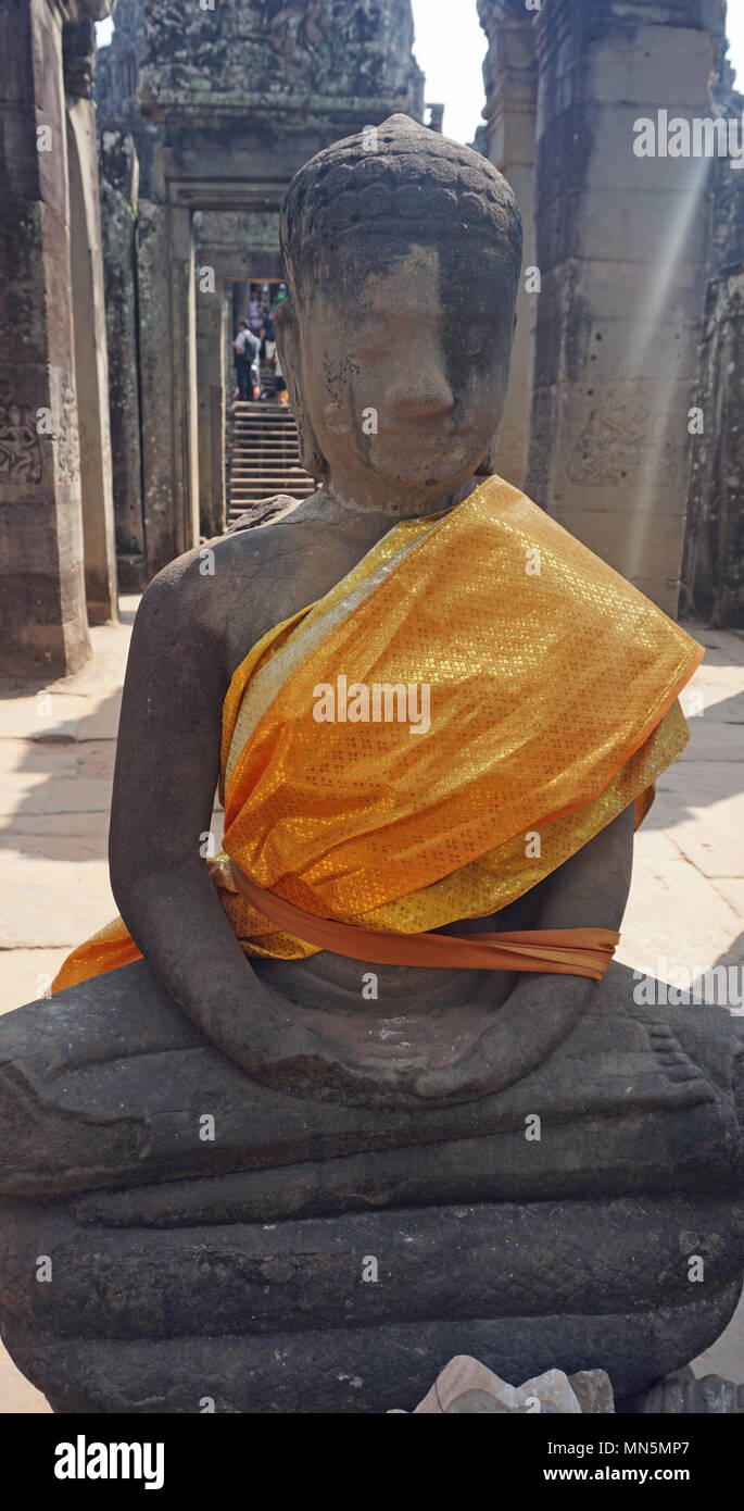 statue of buddha in the angkor wat temple complex Stock Photo - Alamy
