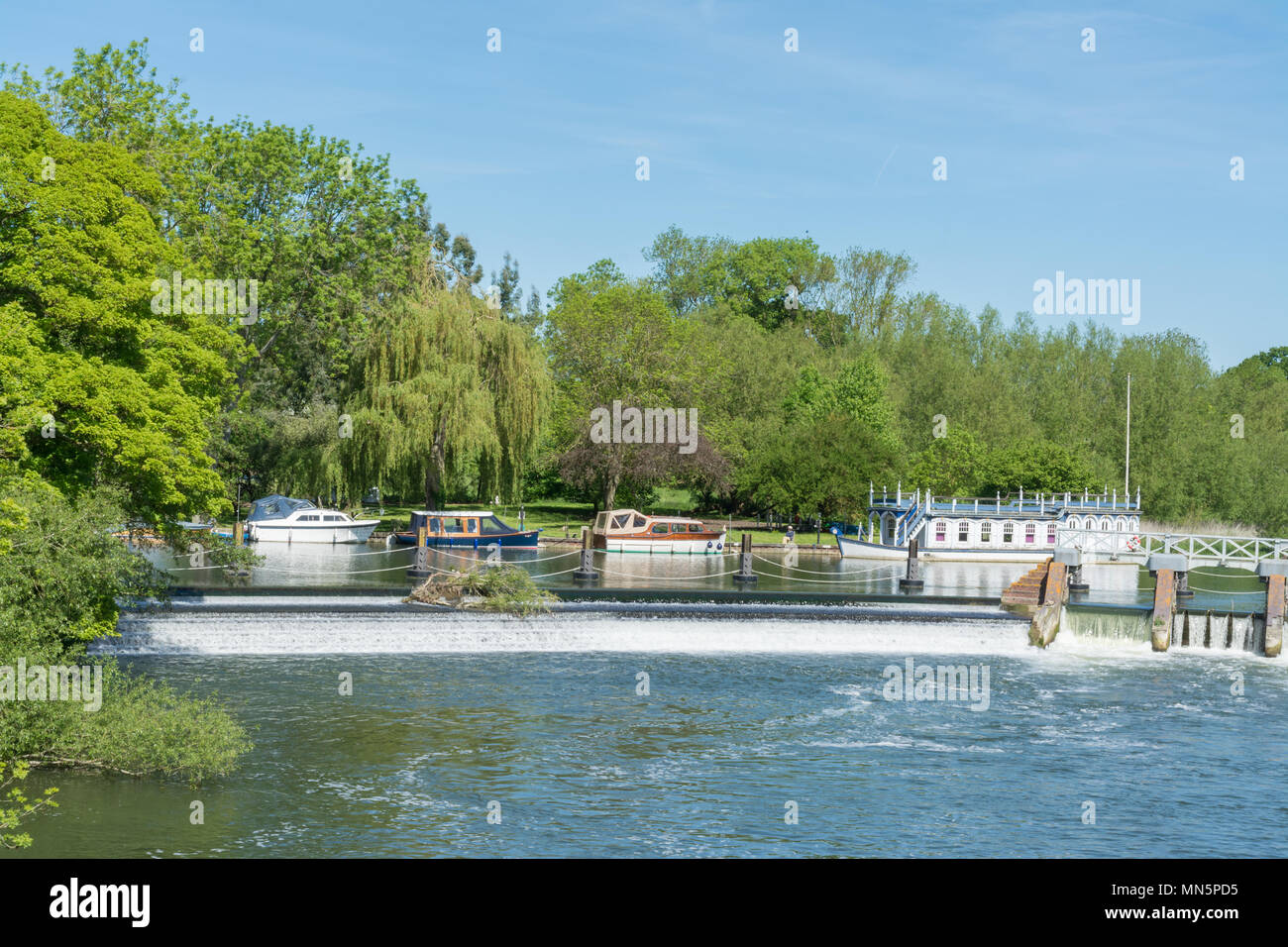 The weir on the River Thames at Goring-on-Thames in Oxfordshire, UK ...