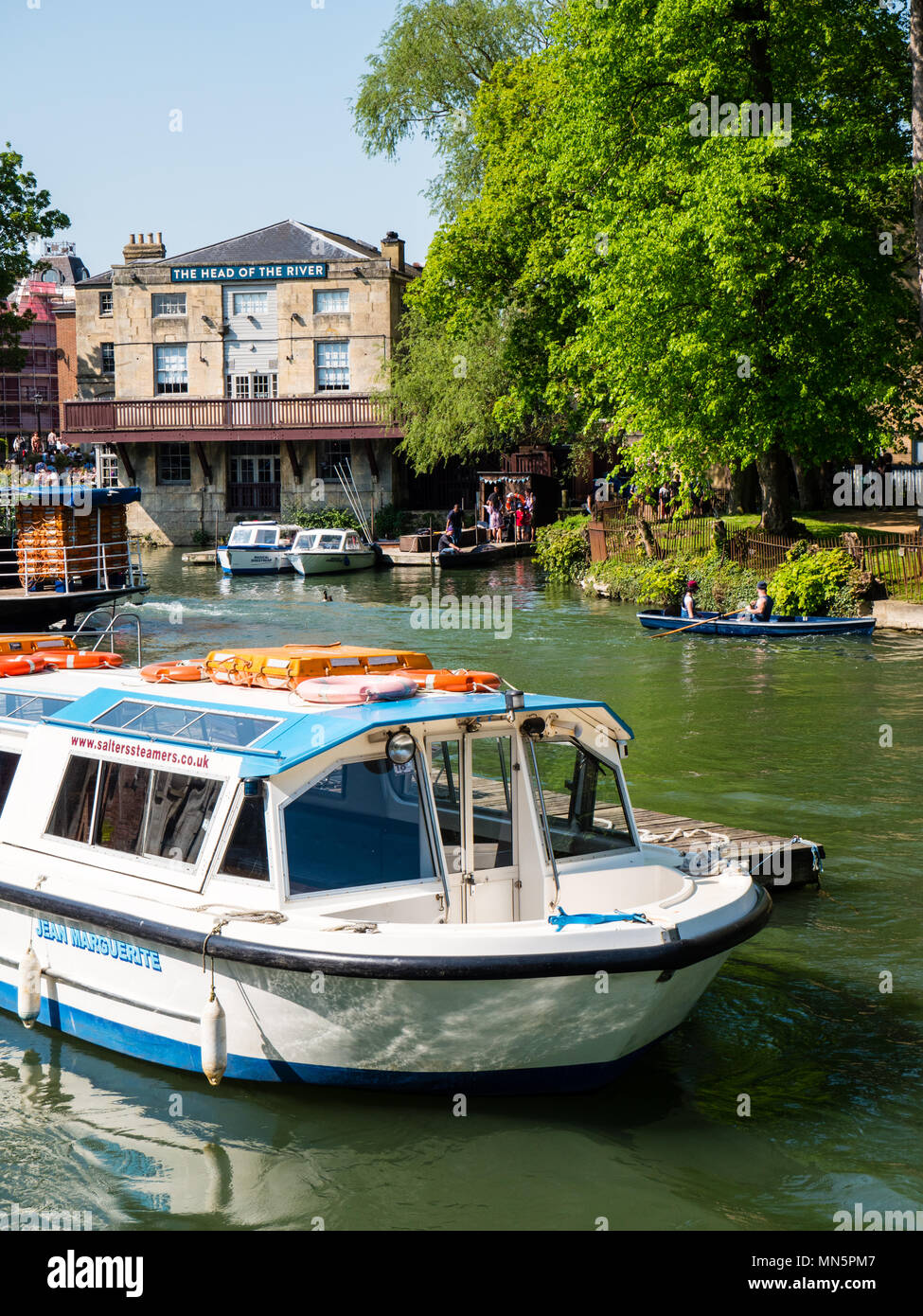 Thames head hi-res stock photography and images - Alamy