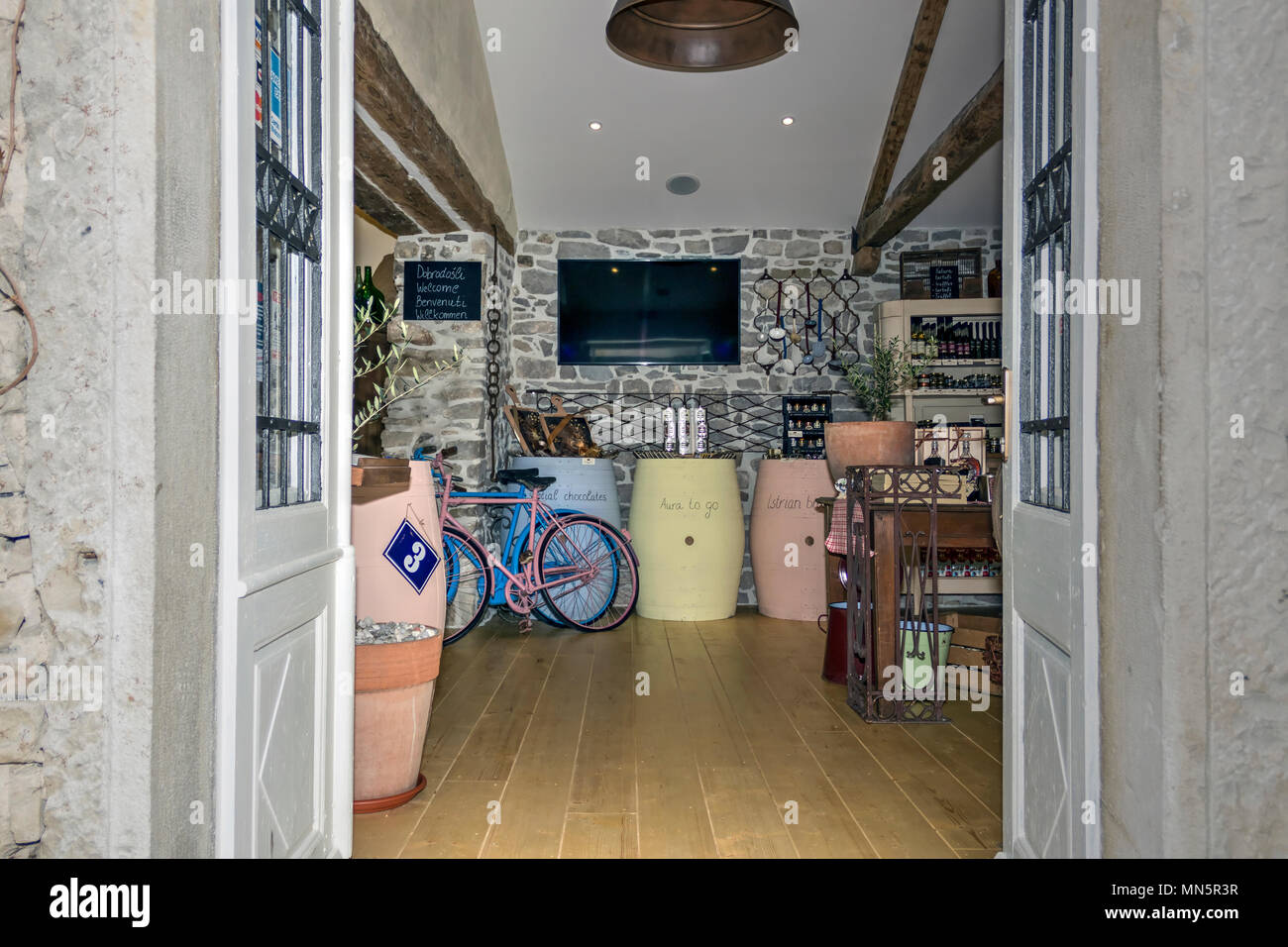 Medieval shop interior hi-res stock photography and images - Alamy