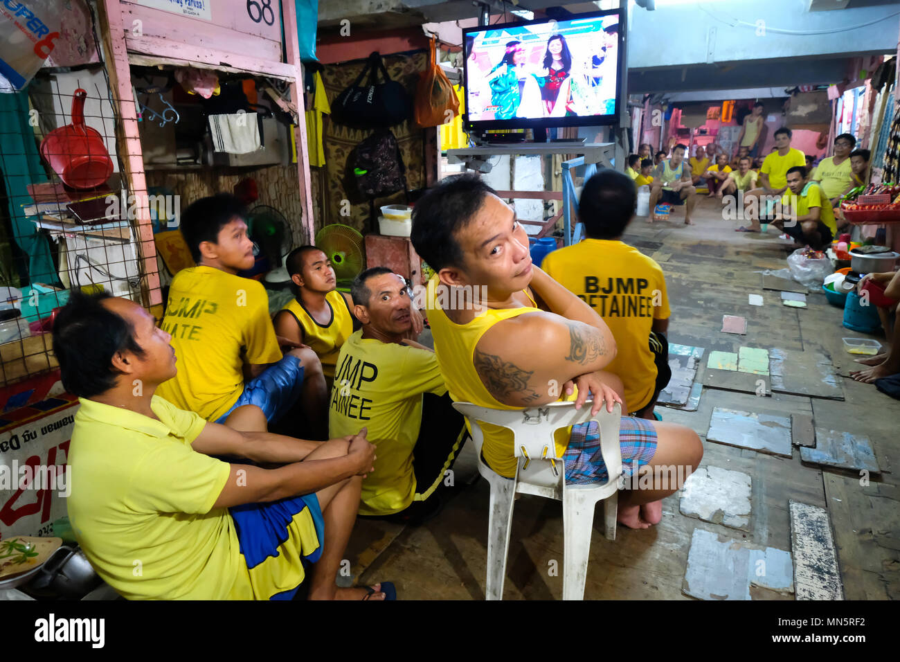 Crowded jail cell hi-res stock photography and images - Alamy