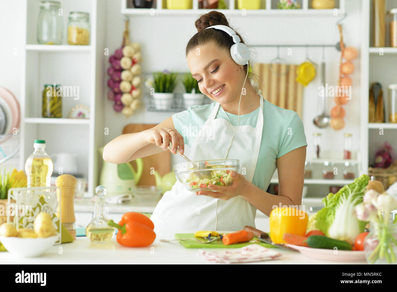 girl in the kitchen cook Stock Photo - Alamy