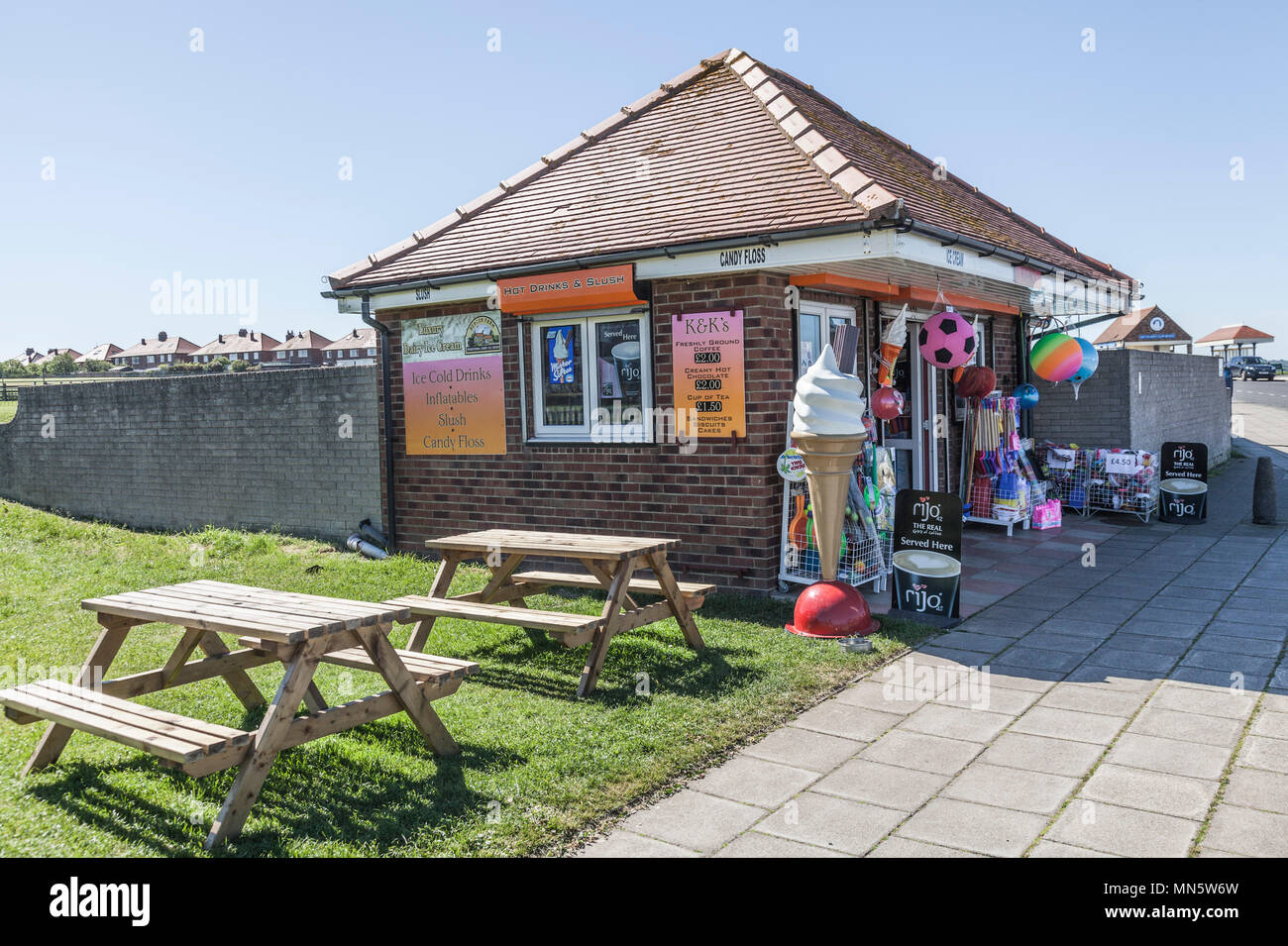Whitby ice cream parlour hi-res stock photography and images - Alamy