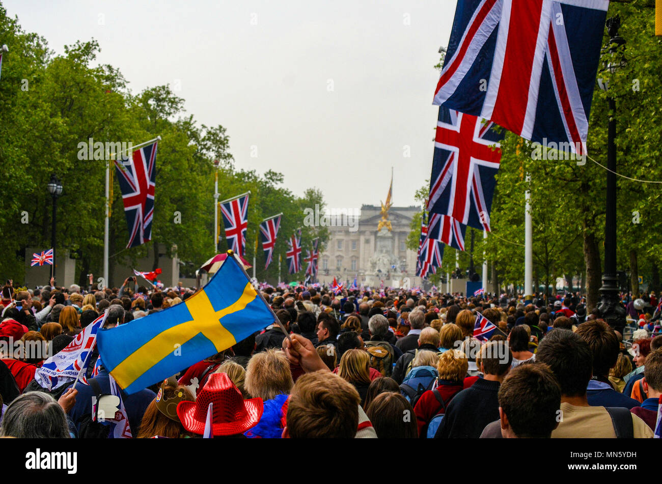 2011 Royal wedding. Large numbers of people crowd into The Mall heading ...