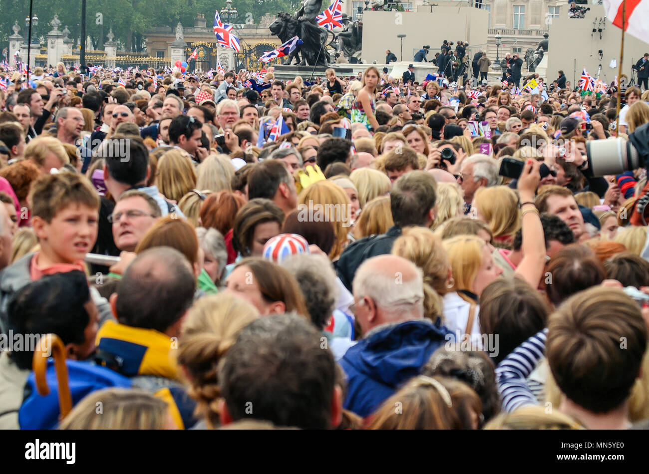 Kate and william wedding crowds buckingham palace hi-res stock ...