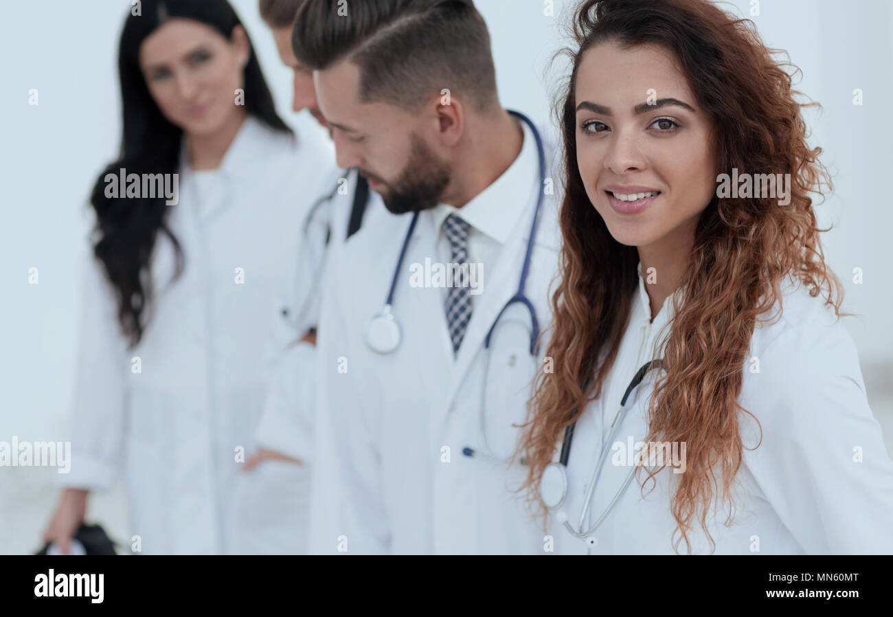 portrait of female doctors with colleagues Stock Photo - Alamy