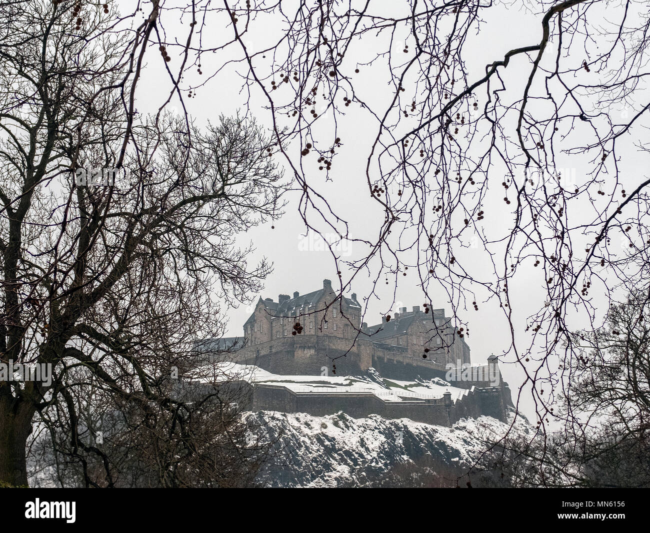 Edinburgh castle winter hi-res stock photography and images - Alamy