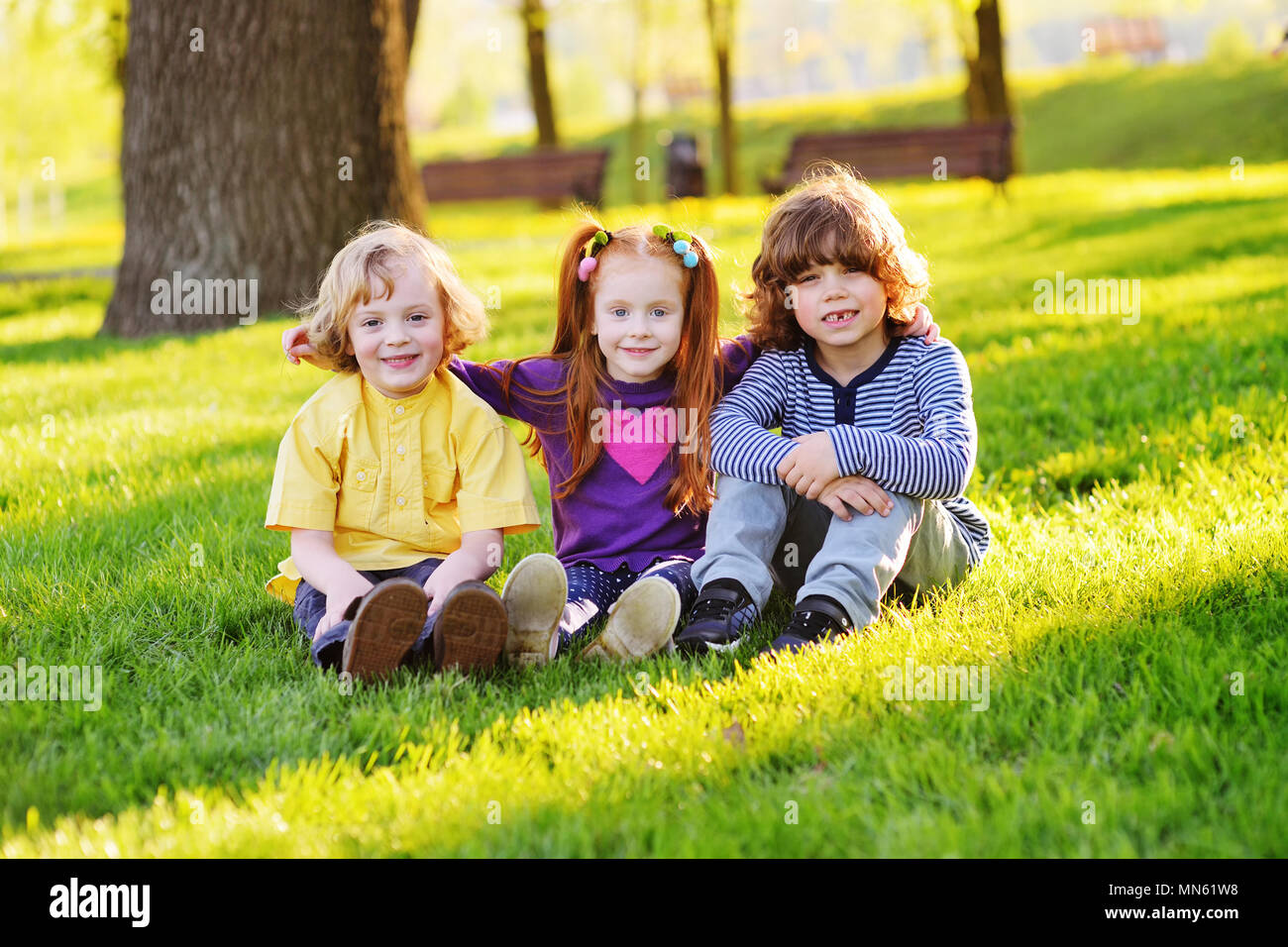 Group people sitting under tree hi-res stock photography and images - Alamy