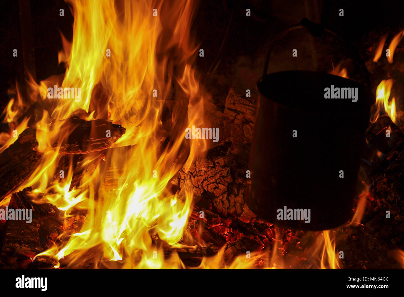 Camp oven hi-res stock photography and images - Alamy