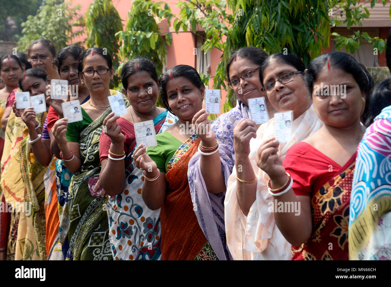 Kolkata, India. 14th May, 2018. Indian women stand in queue with their ...