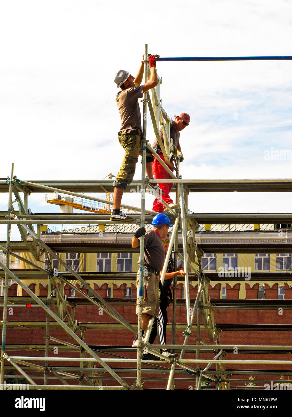 Workmen in scaffolding. Red Square. Moscu. Russia Stock Photo - Alamy