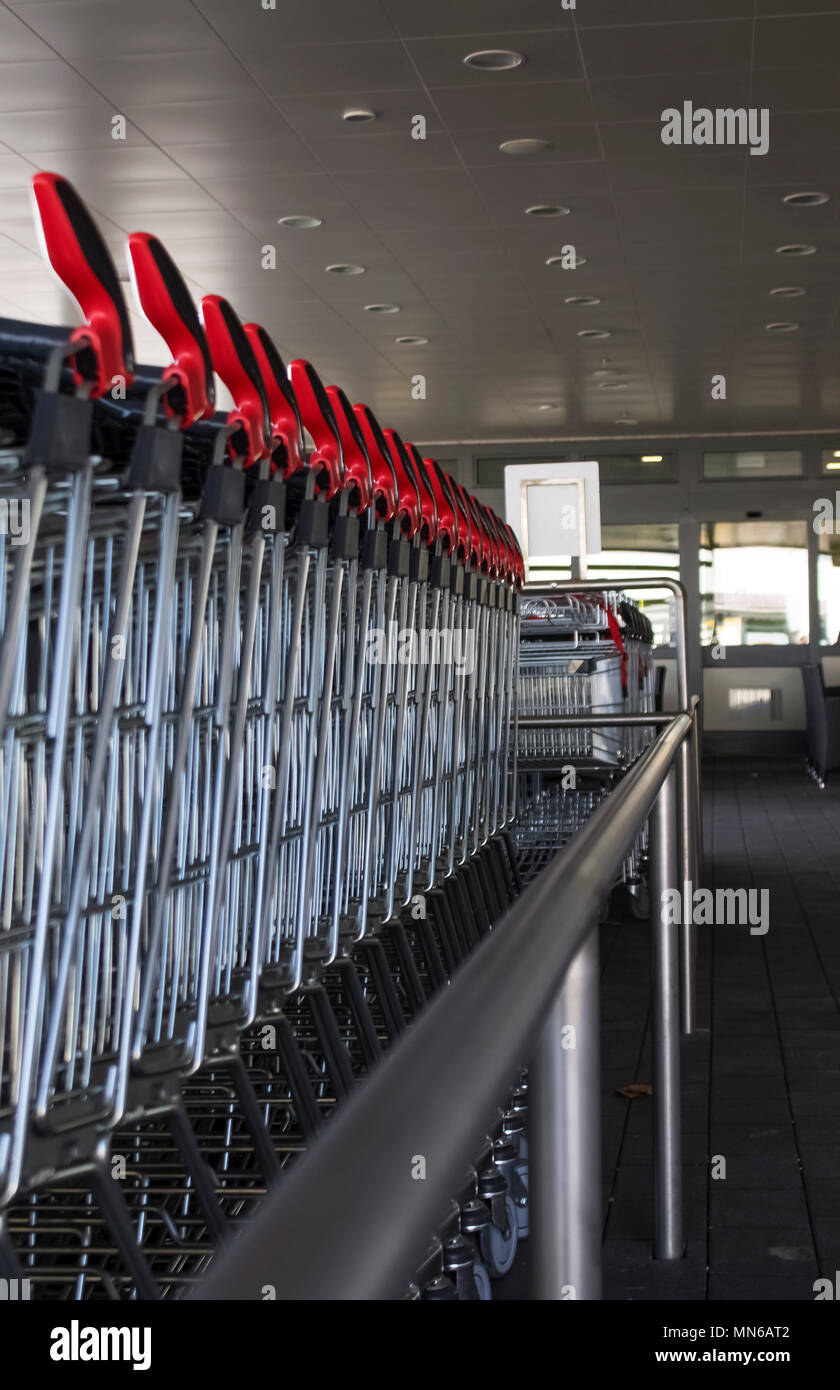 Basket shopping supermarket handle hi-res stock photography and images ...