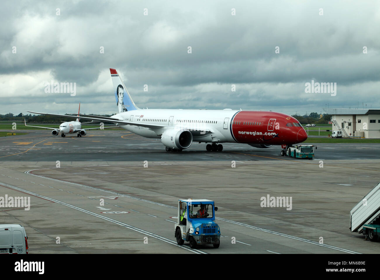 Boeing 787-9 Dreamliner Norwegian airline, pushes back Stock Photo - Alamy