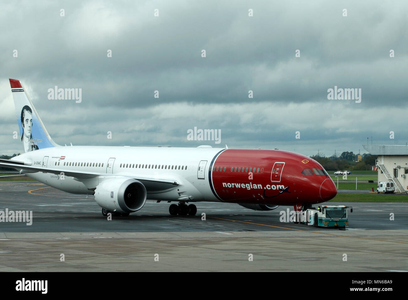 Boeing 787-9 Dreamliner Norwegian airline, pushes back Stock Photo - Alamy