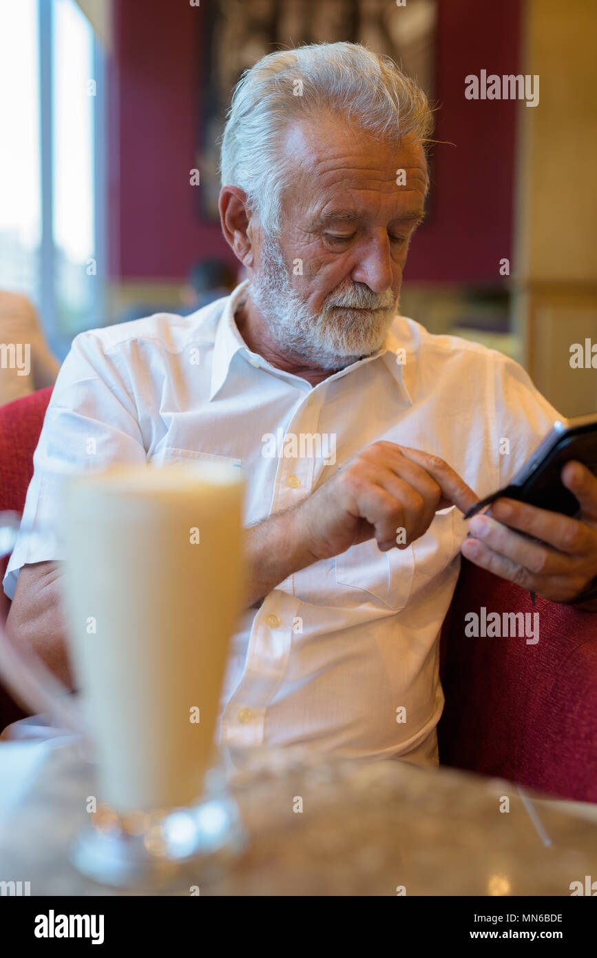 Smart old man hi-res stock photography and images - Alamy