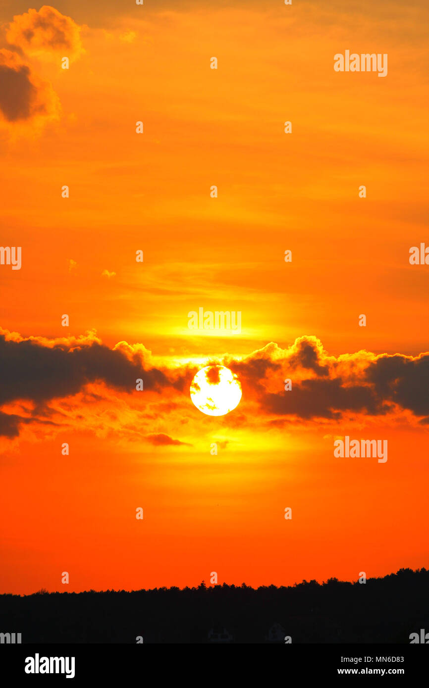 Red sun down hi-res stock photography and images - Alamy