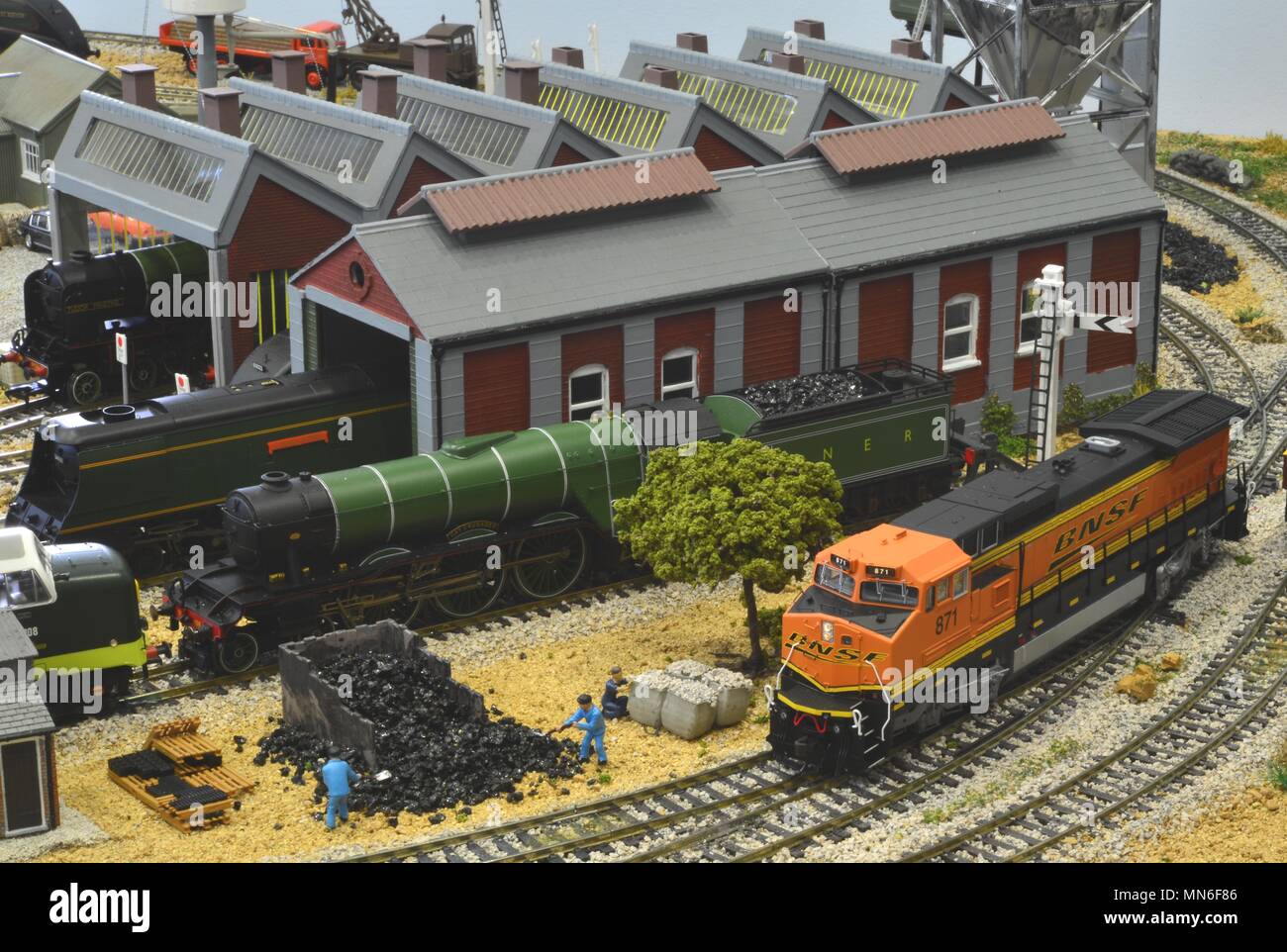 Bnsf diesel electric train hi-res stock photography and images - Alamy