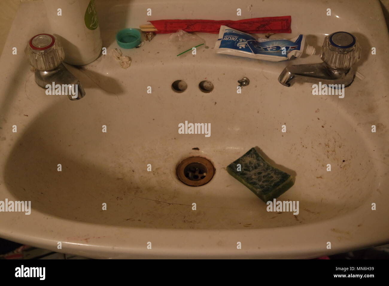 Dirty sink hi-res stock photography and images - Alamy