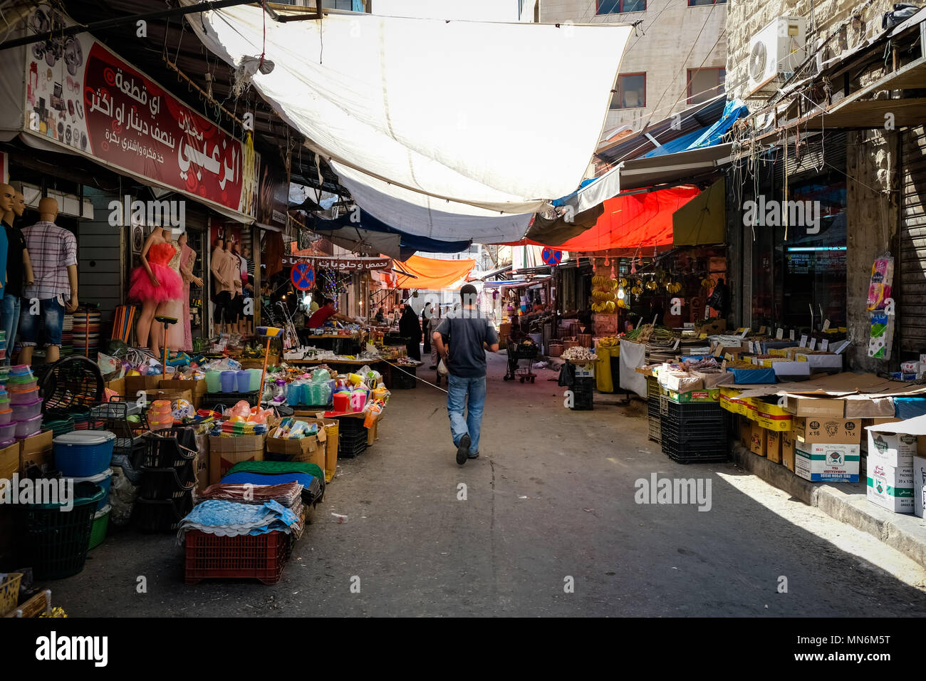 People shopping at the vegetables and fruits souk in Amman Stock Photo ...