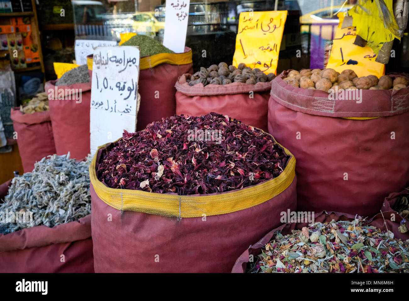 Amman, Jordan - novembre 10: Spices and herbs displayed on bags in ...