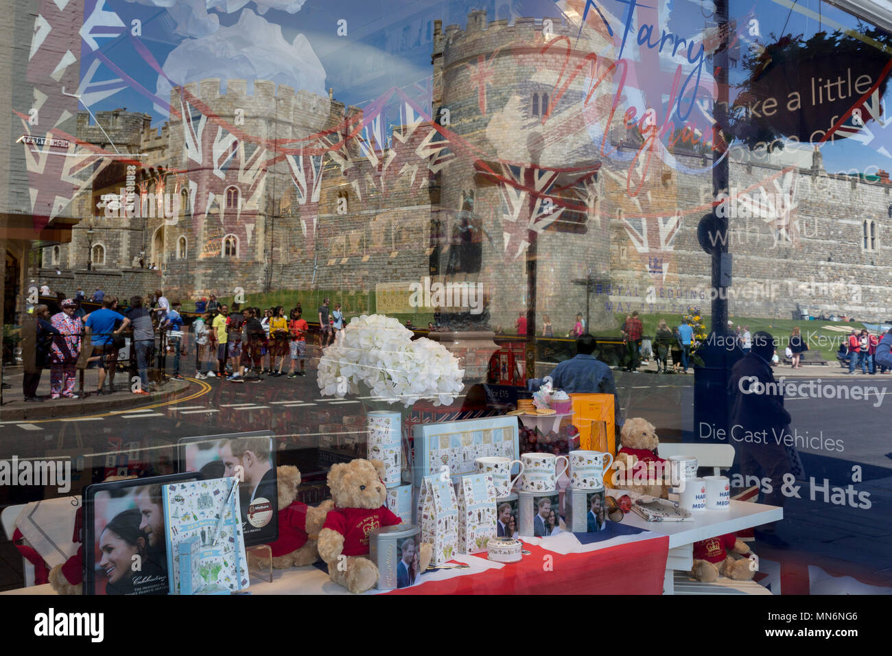 Shop windsor castle hi-res stock photography and images - Alamy