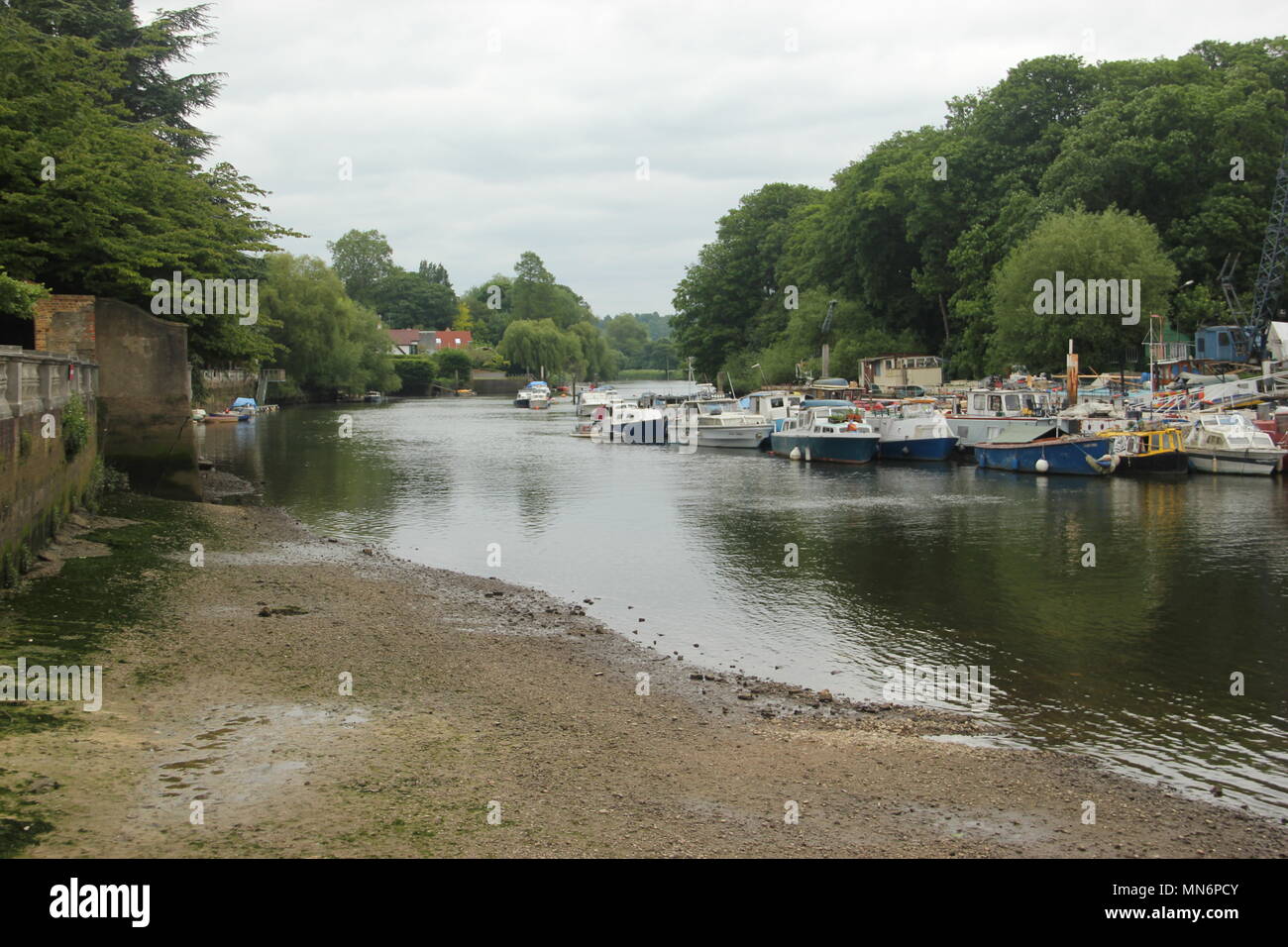 Richmond thames pathway hi-res stock photography and images - Alamy