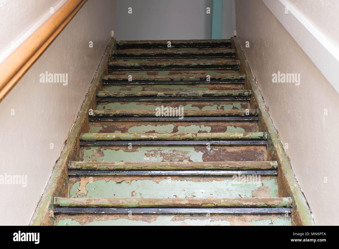 Dirty stairs hi-res stock photography and images - Alamy