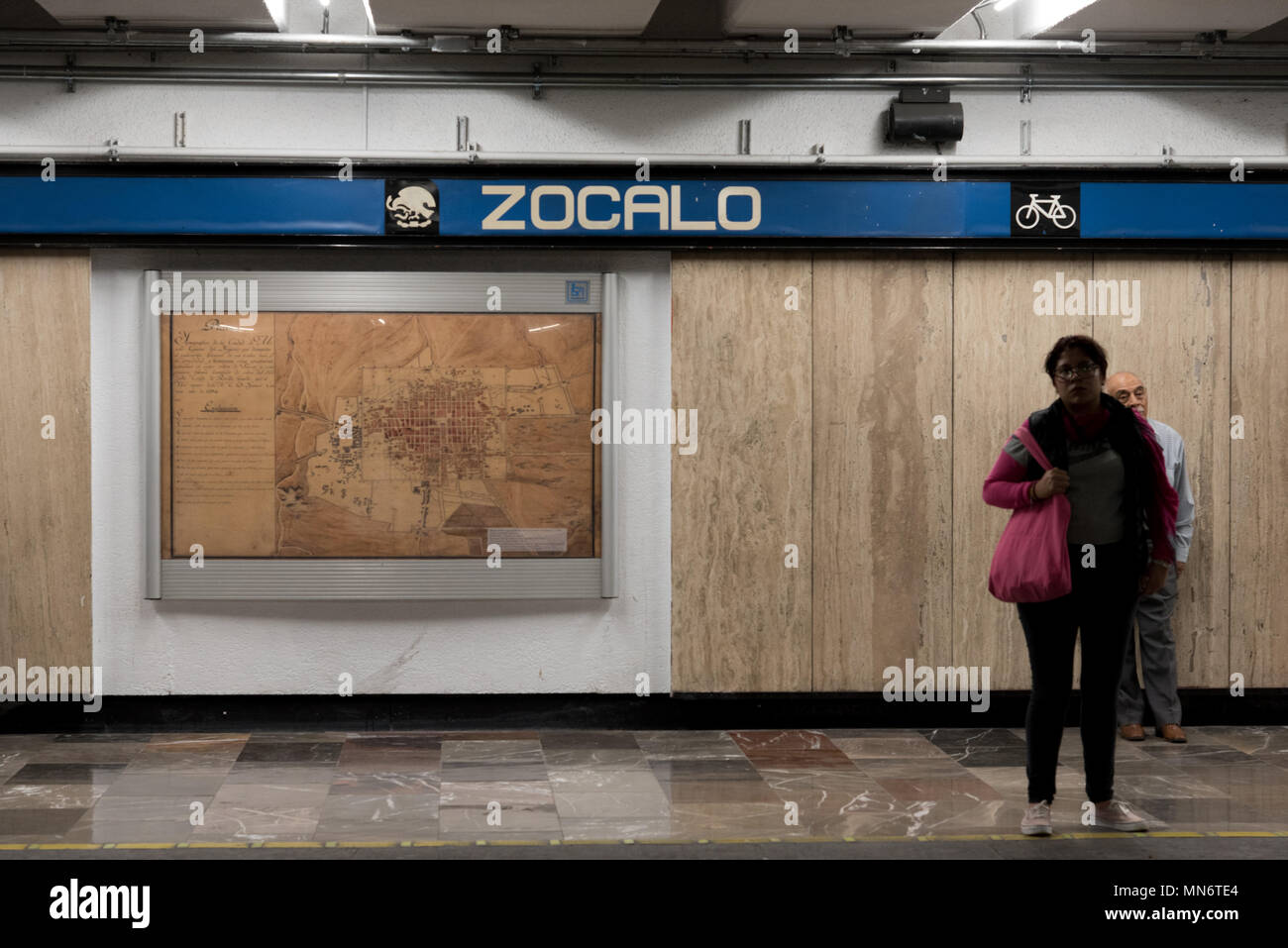 Linea de metro azul hi-res stock photography and images - Alamy