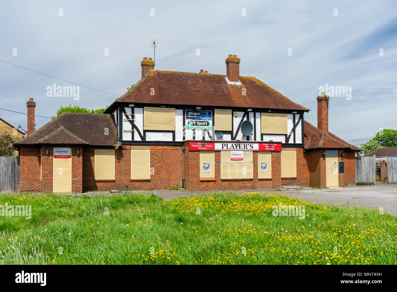 Closed down pub hi-res stock photography and images - Alamy