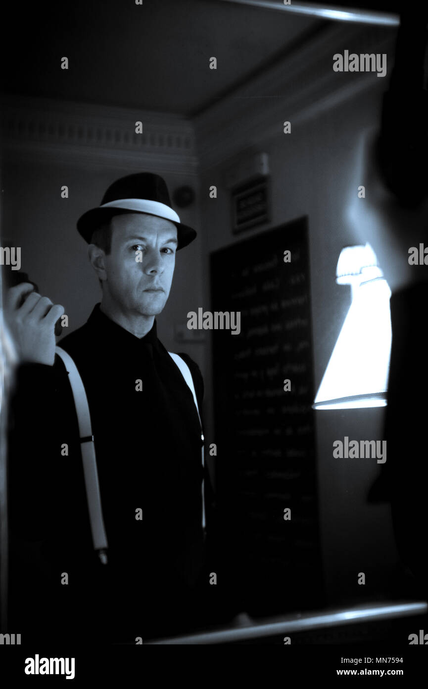 Ganster with gun in situation of alert and danger. Costume with hat ...