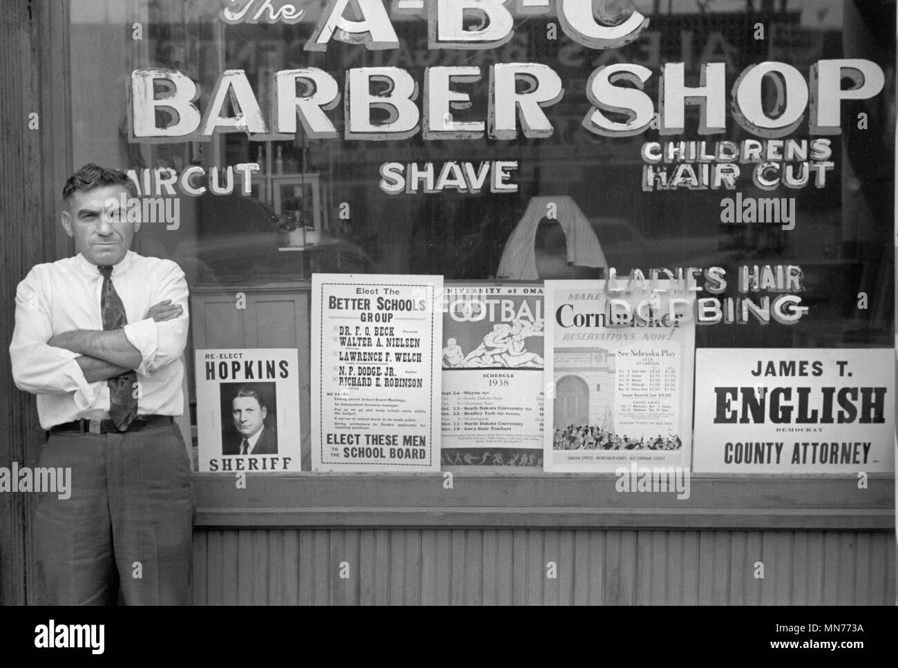 1930s shop window hi-res stock photography and images - Alamy