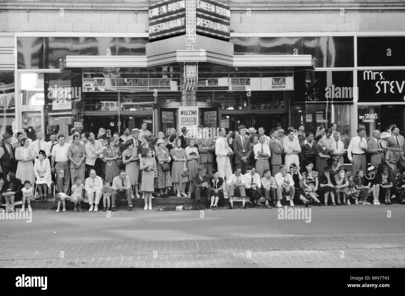 Crowd Of People 1930s High Resolution Stock Photography and Images - Alamy