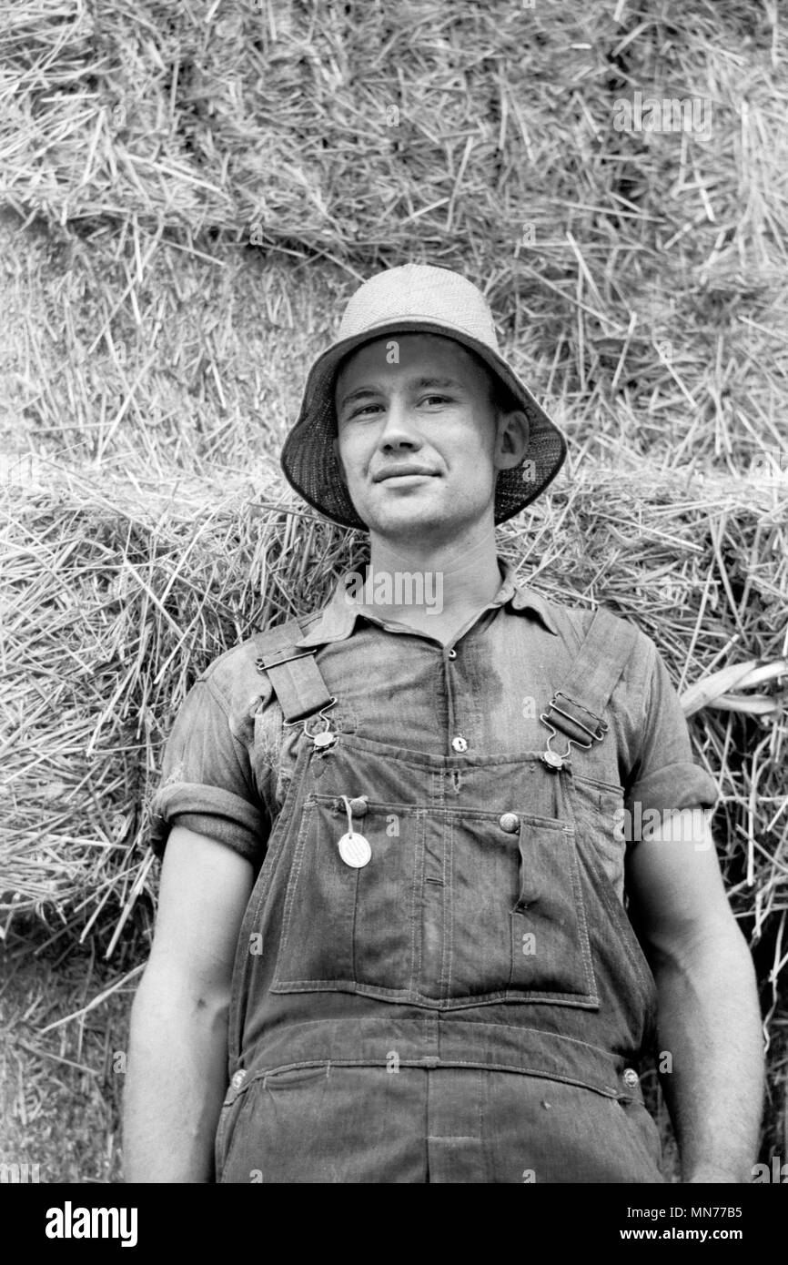 Dairy farmer 1930s hi-res stock photography and images - Alamy