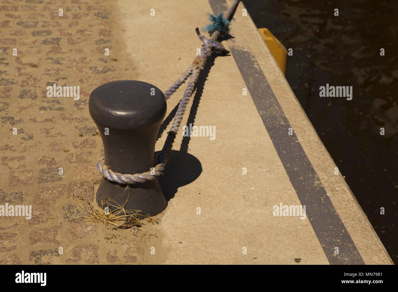 Marine bollard mooring rope hi-res stock photography and images - Alamy