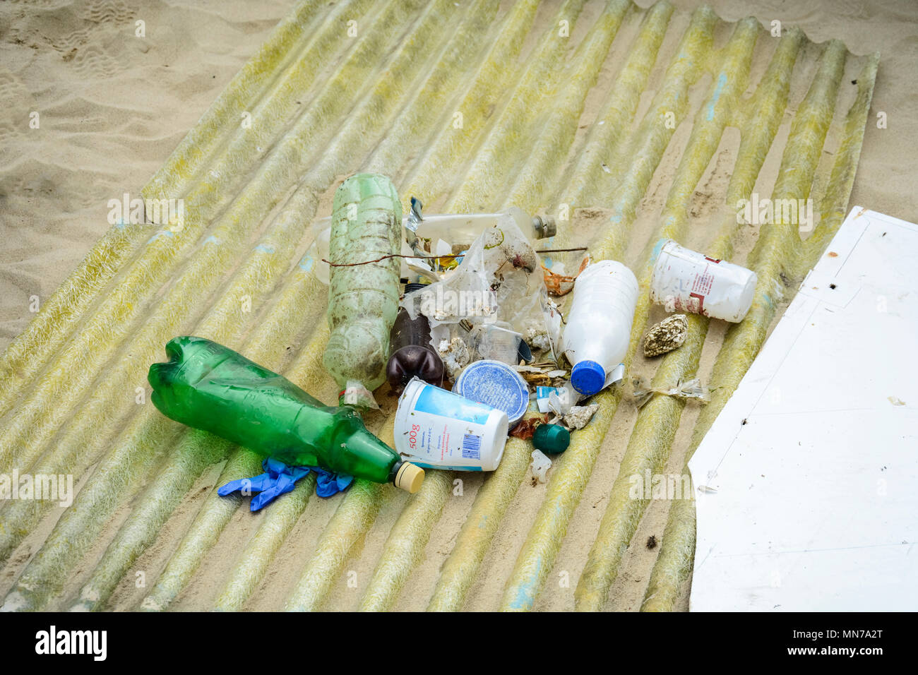 Plastic waste beach hands hi-res stock photography and images - Alamy