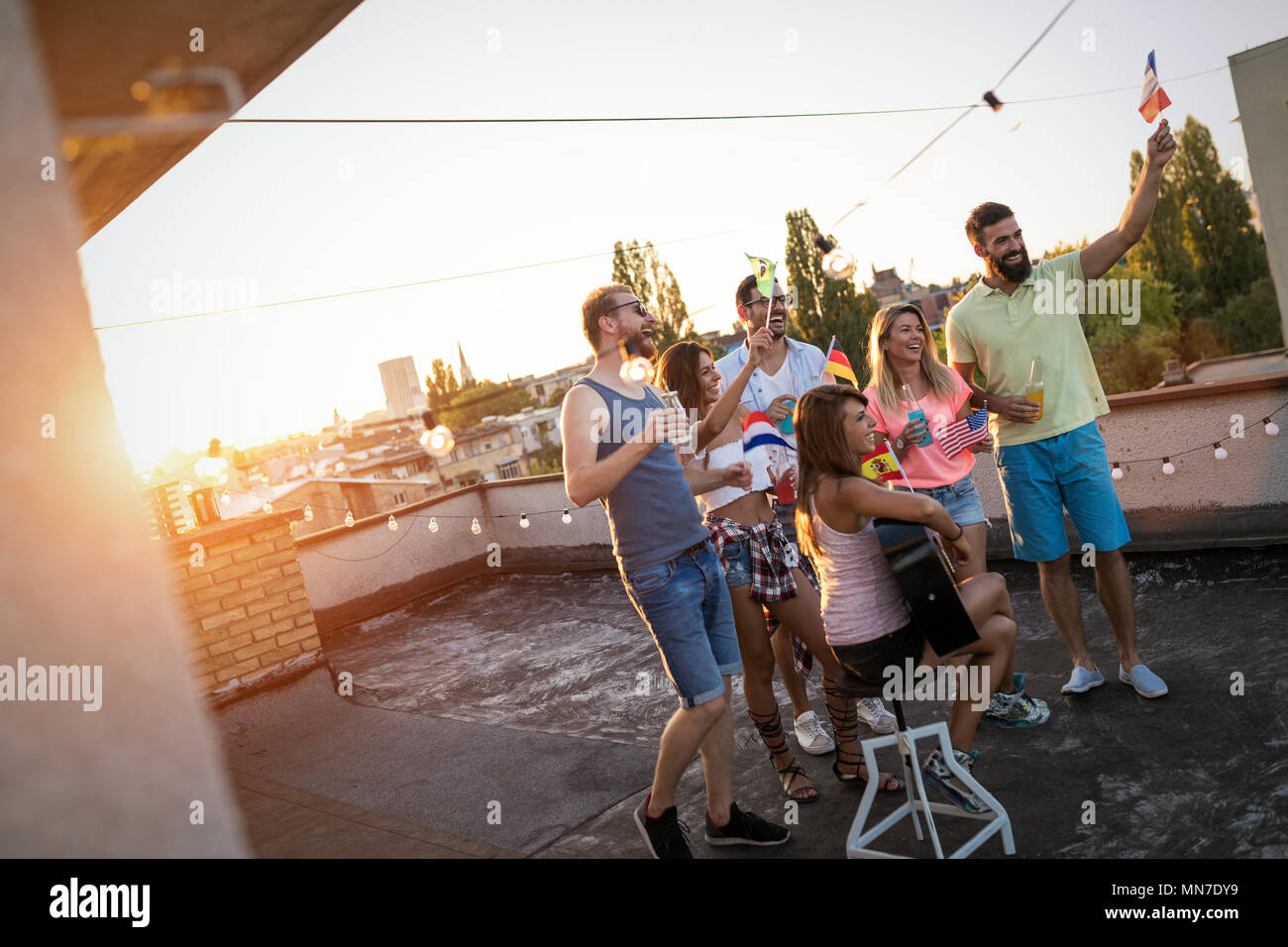 Group laughing at party hi-res stock photography and images - Alamy