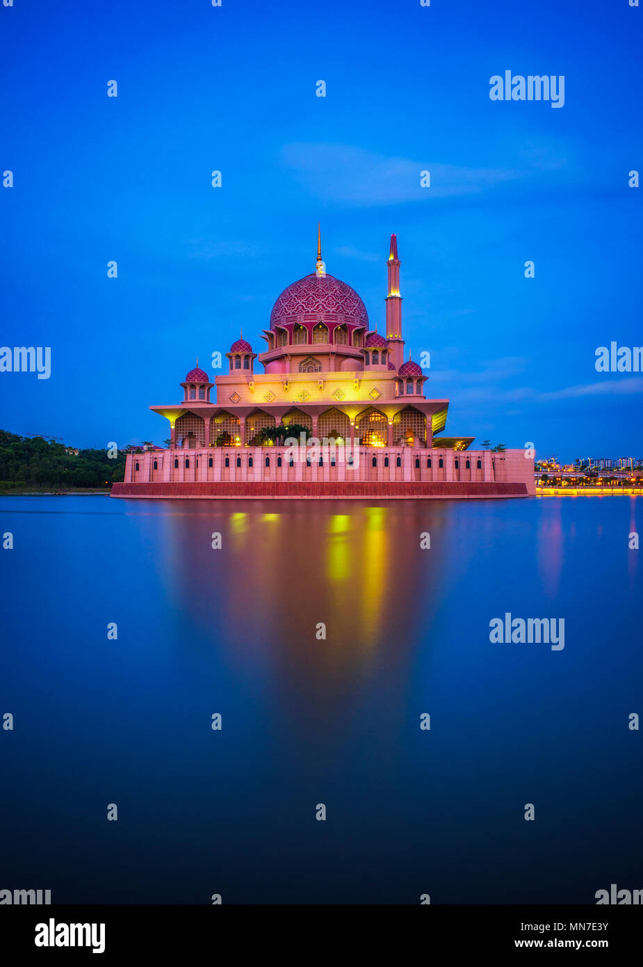 Mosque night view hi-res stock photography and images - Alamy