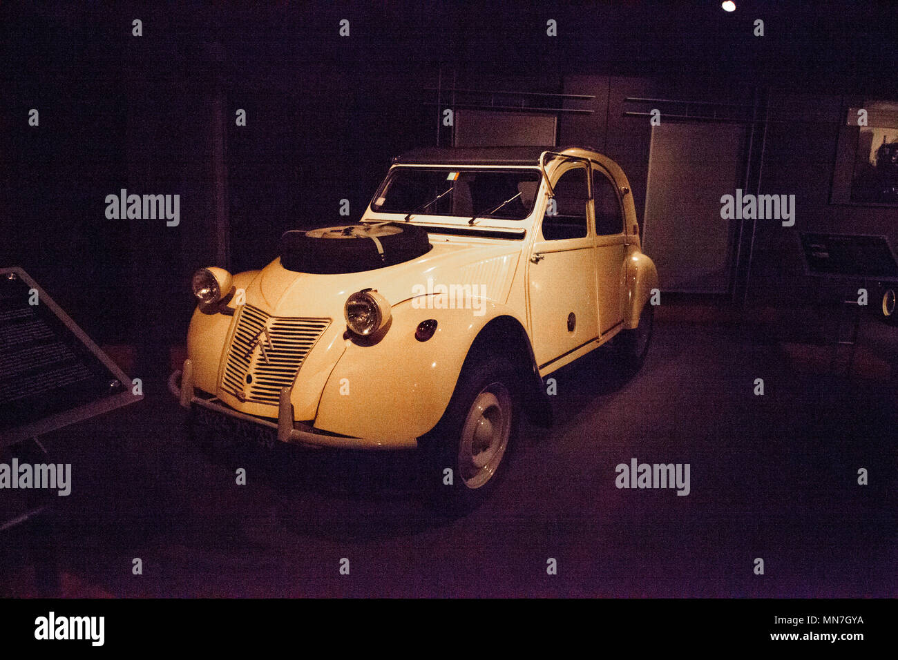 Citroen 2cv 1962 hi-res stock photography and images - Alamy