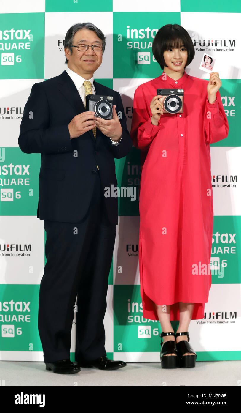 Fujifilm instax square hi-res stock photography and images - Alamy