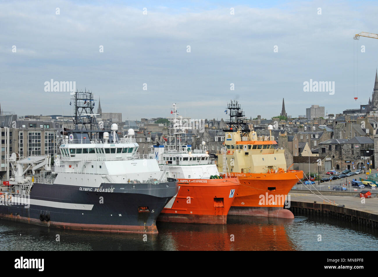 Oil supply vessel and oil rig hi-res stock photography and images - Alamy