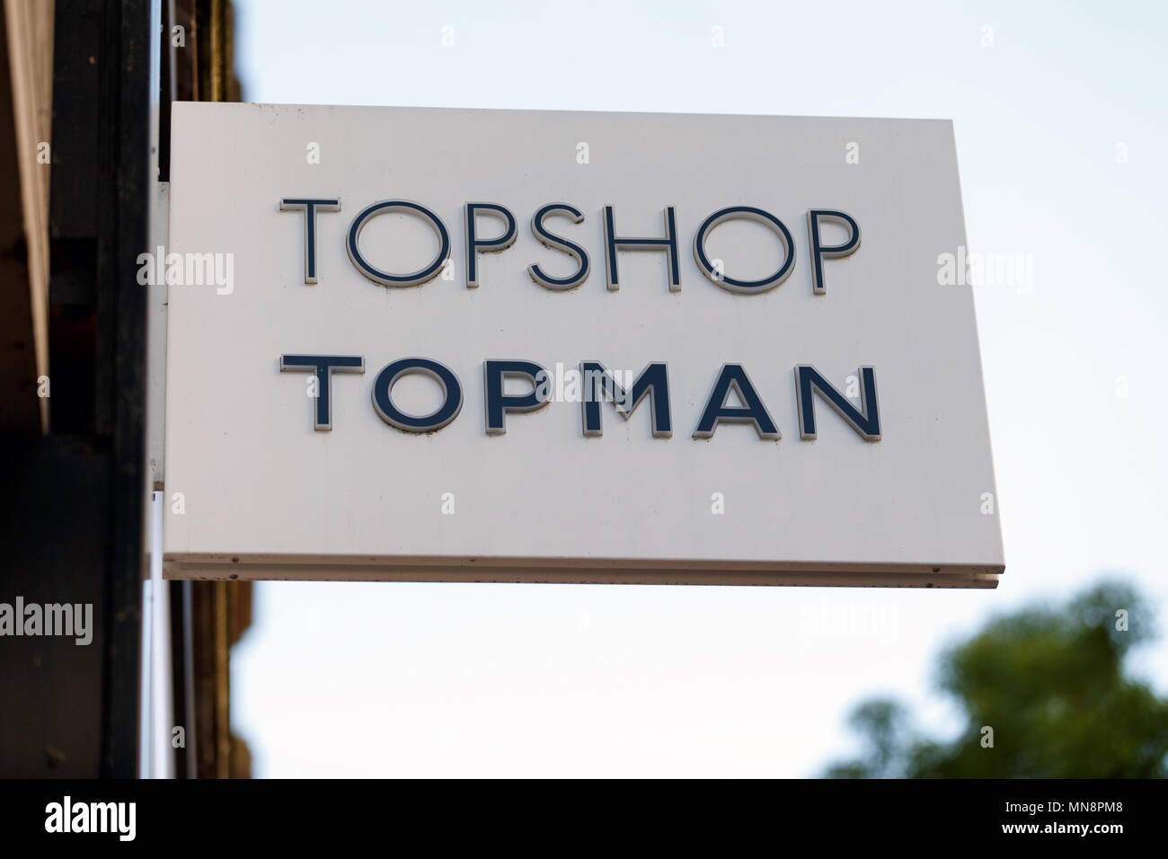 Topshop logo hi-res stock photography and images - Alamy
