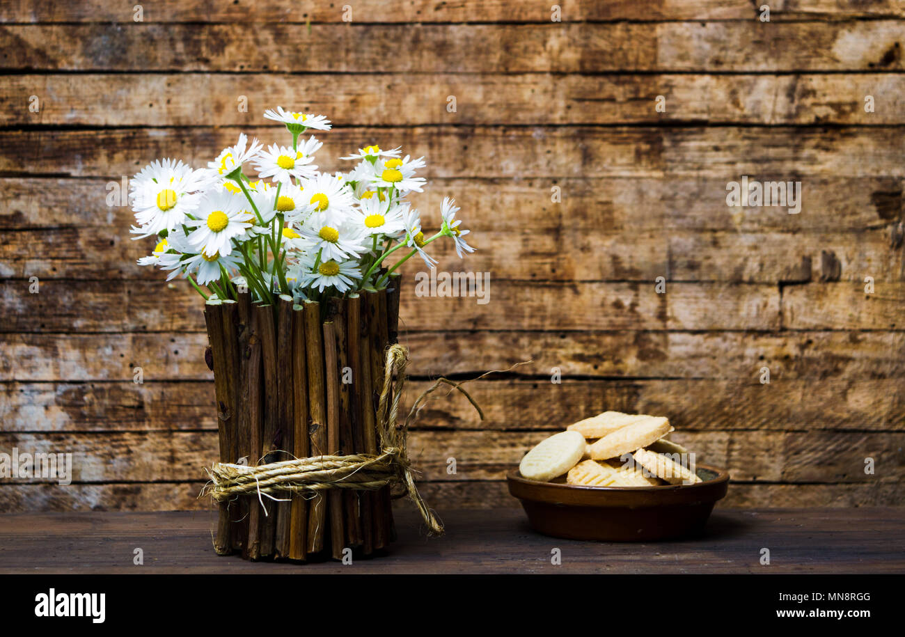 Daisy flowers in a wicker rustic vase Stock Photo - Alamy